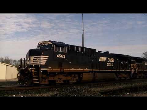 NS 40Q @ MUNCIE, IN 4 7 25 NS 4563 NS 4424 - YouTube