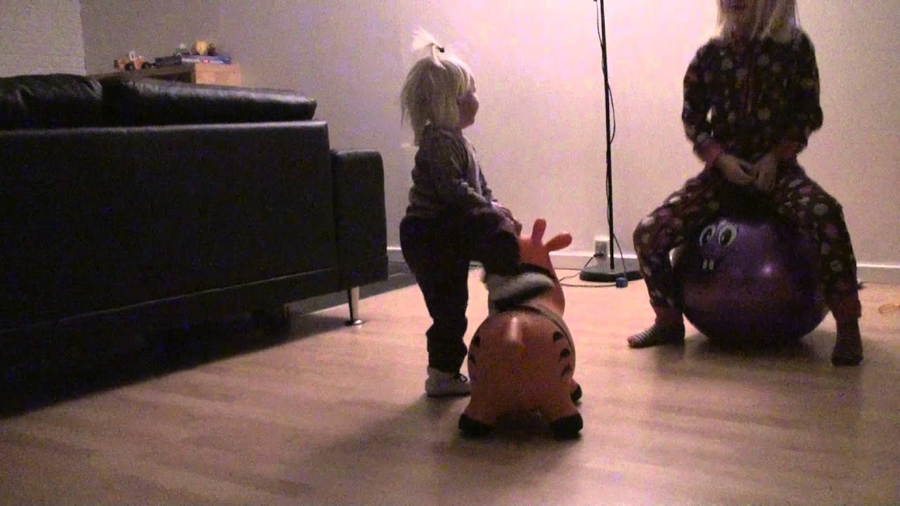 Freya & Frida hopper på dyr.... - YouTube