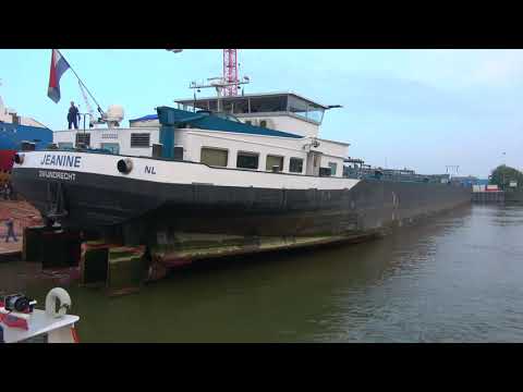 Binnenvaarttanker Jeanine op hellingbaan scheepswerf Kooiman Hoebee | Binnenvaart | timelapse