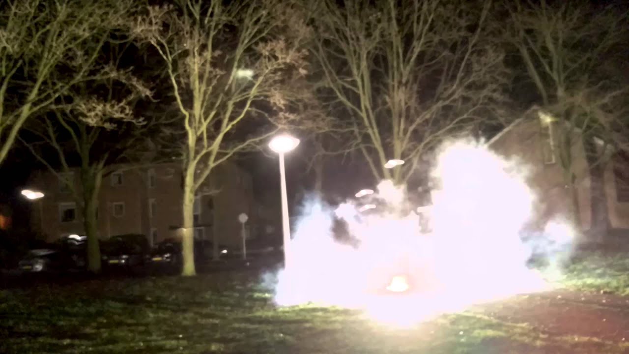 Pyrostar Vuurwerk The Black One Dikke Dreunen! - YouTube