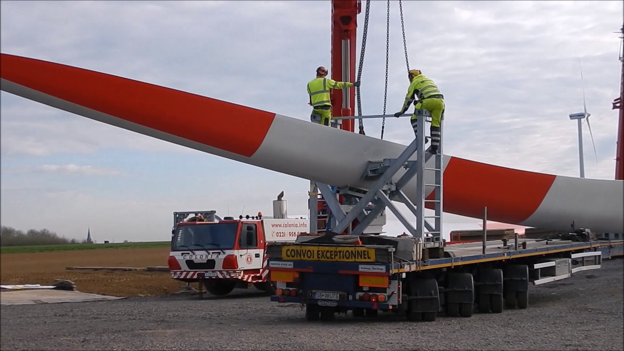 Mobilkran Rotoren für Windkraftwerk abladen - YouTube