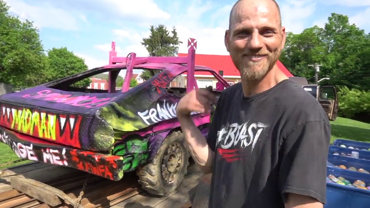 MWFA spray painting Demolition Derby Cars - YouTube
