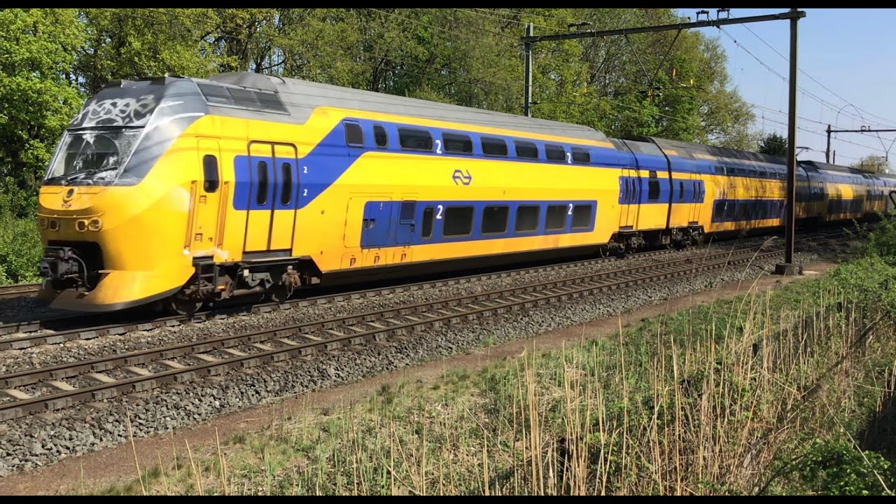 Treinen kijken 🚂👀 180 ! Lekker lezen doe je in de Trein , Virm Trein NS ...