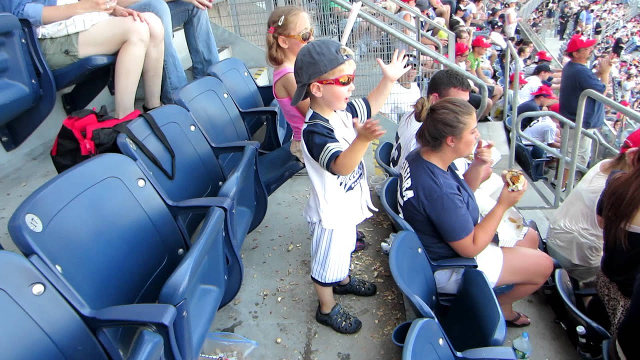 Yankee Fans dancing to the YMCA - YouTube