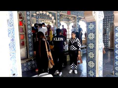 Fransız yönetmenle birlikte bir Hint Film Eleştirmeni.