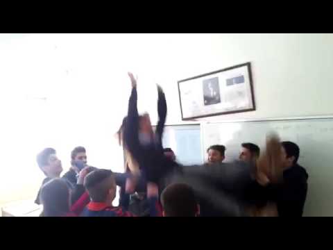 Hafif kızı havaya atınca olan oldu