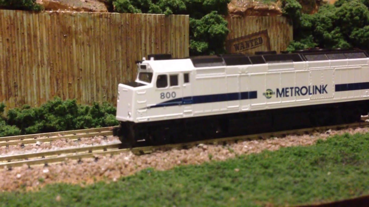 N scale F40ph Metrolink #800 with MRC decoder - YouTube