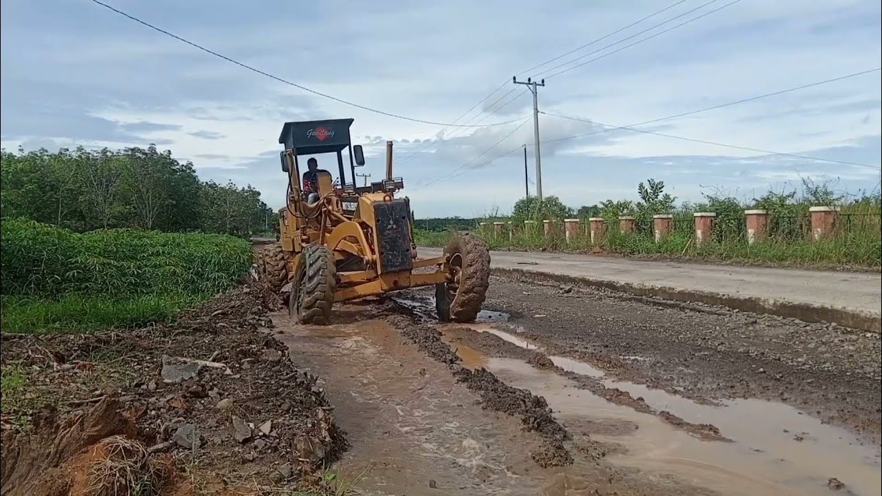 MOTOR GRADER MAKES WATER CHANNELS TO MAKE ROADS DRY - YouTube