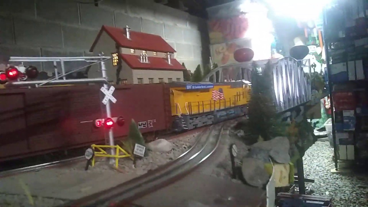 Lionel Union Pacific ES44AC #7964 pulling a train of boxcars - YouTube