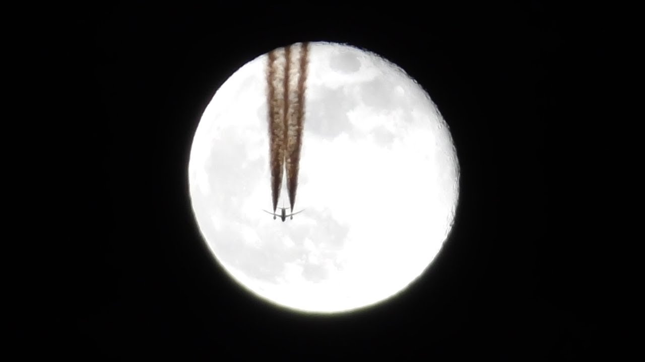 DREAMLINER flying through MOON in 4K - YouTube