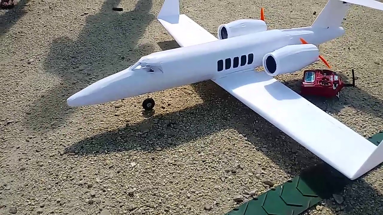 RC Learjet com entelagem - YouTube