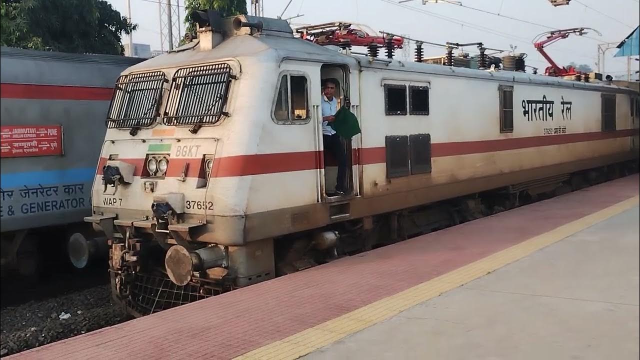 11078 Jammutawi - Pune Jhelum Express crossing Mahanagari Express at Jalgaon. - YouTube
