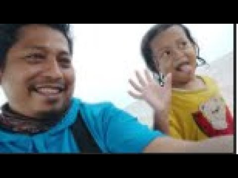 Si bocil mandi di laut