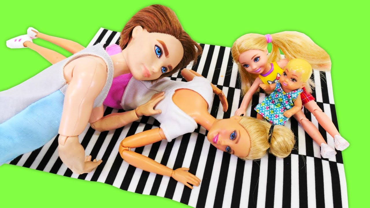 Barbie está cansada de mover los muebles. Casa de las muñecas Barbies ...