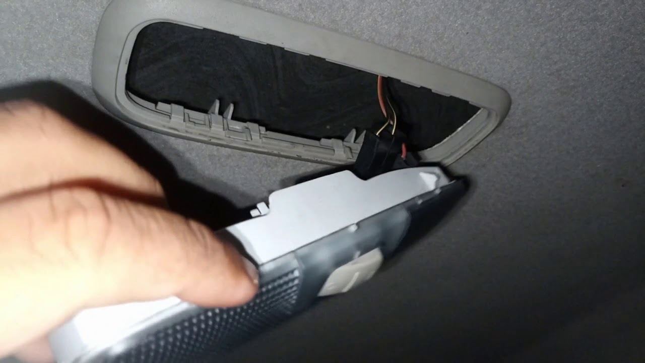 Como trocar lâmpada de teto do ford focus - Luz de teto traseiro - YouTube