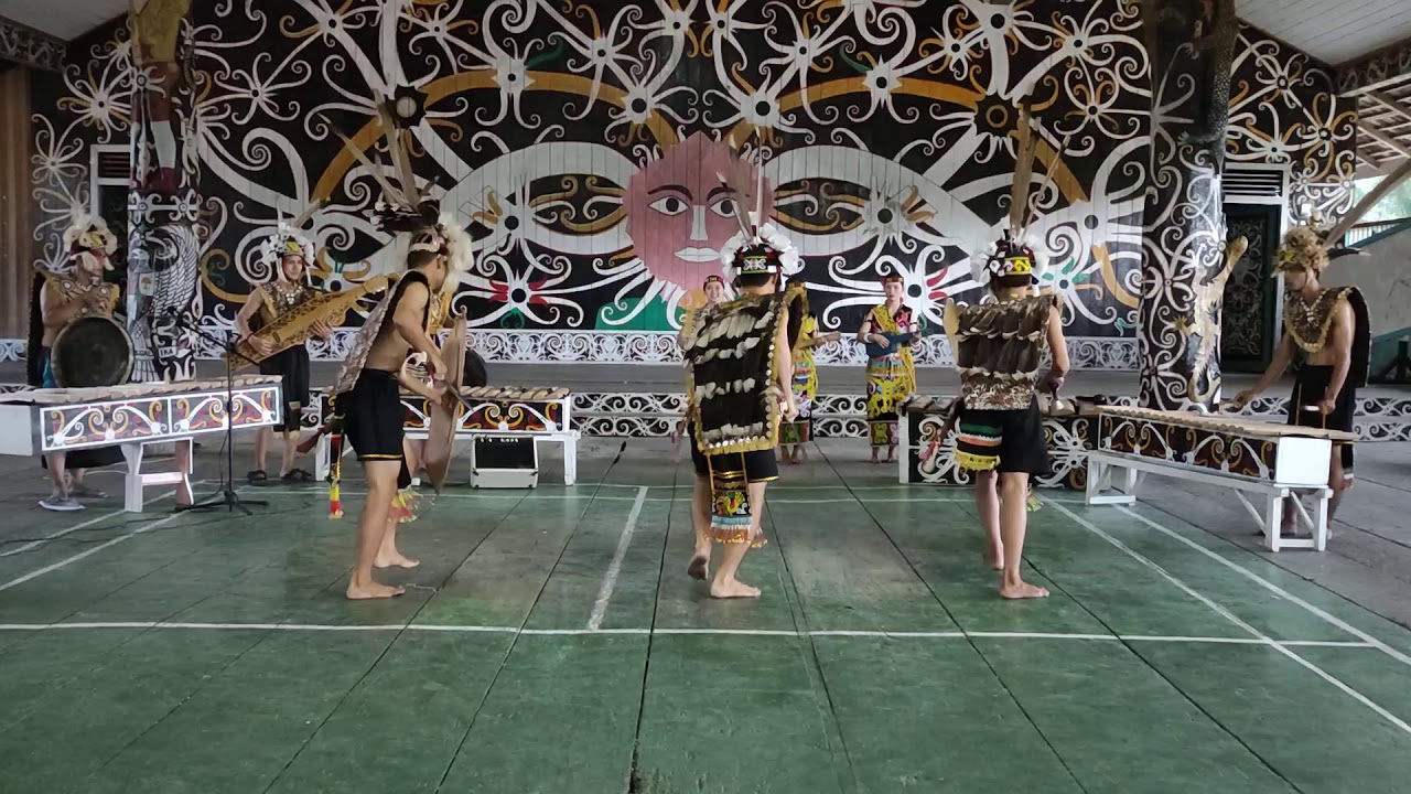 Sanggar Seni Betu'en Mading Desa Metun Sajau - YouTube