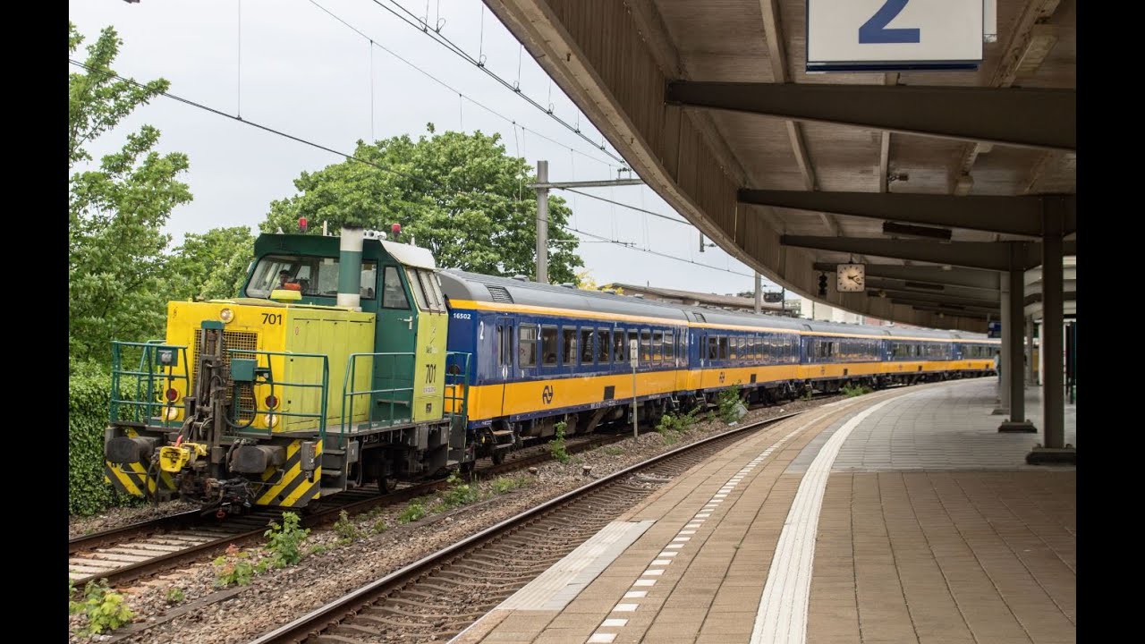 Nedtrain 701 met ICRm 16502 komt door Station Amsterdam Muiderpoort ...