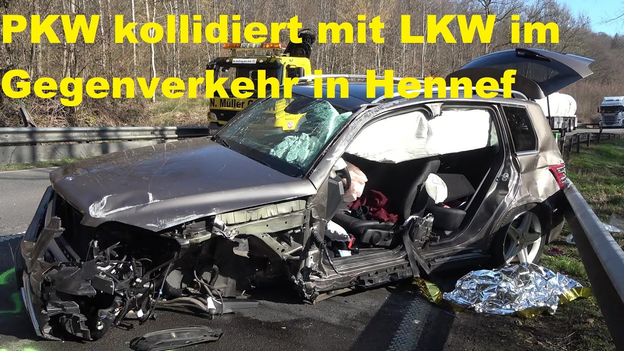 PKW kollidiert in Gegenverkehr mit LKW + PKW - 4 Verletzte auf B478 in ...