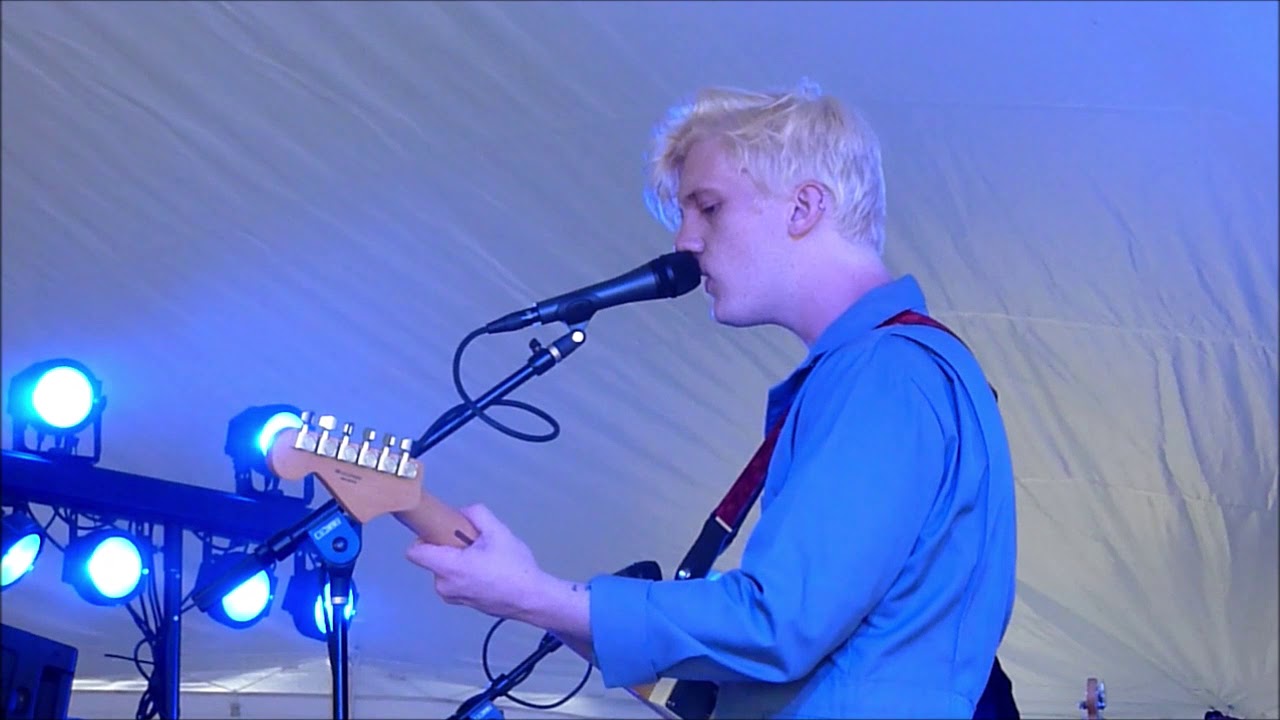 Political Lizard performing Red Wine Gossip - YouTube