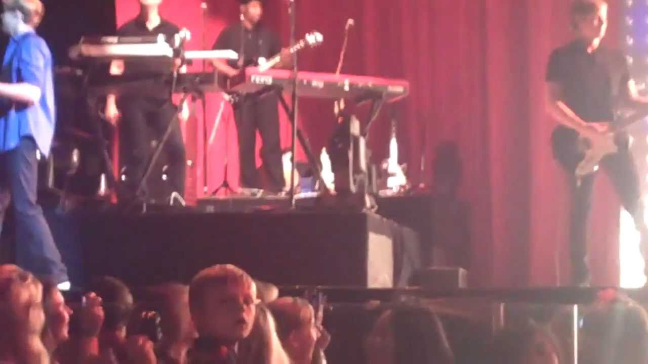 GLEE Fat bottom girls - YouTube
