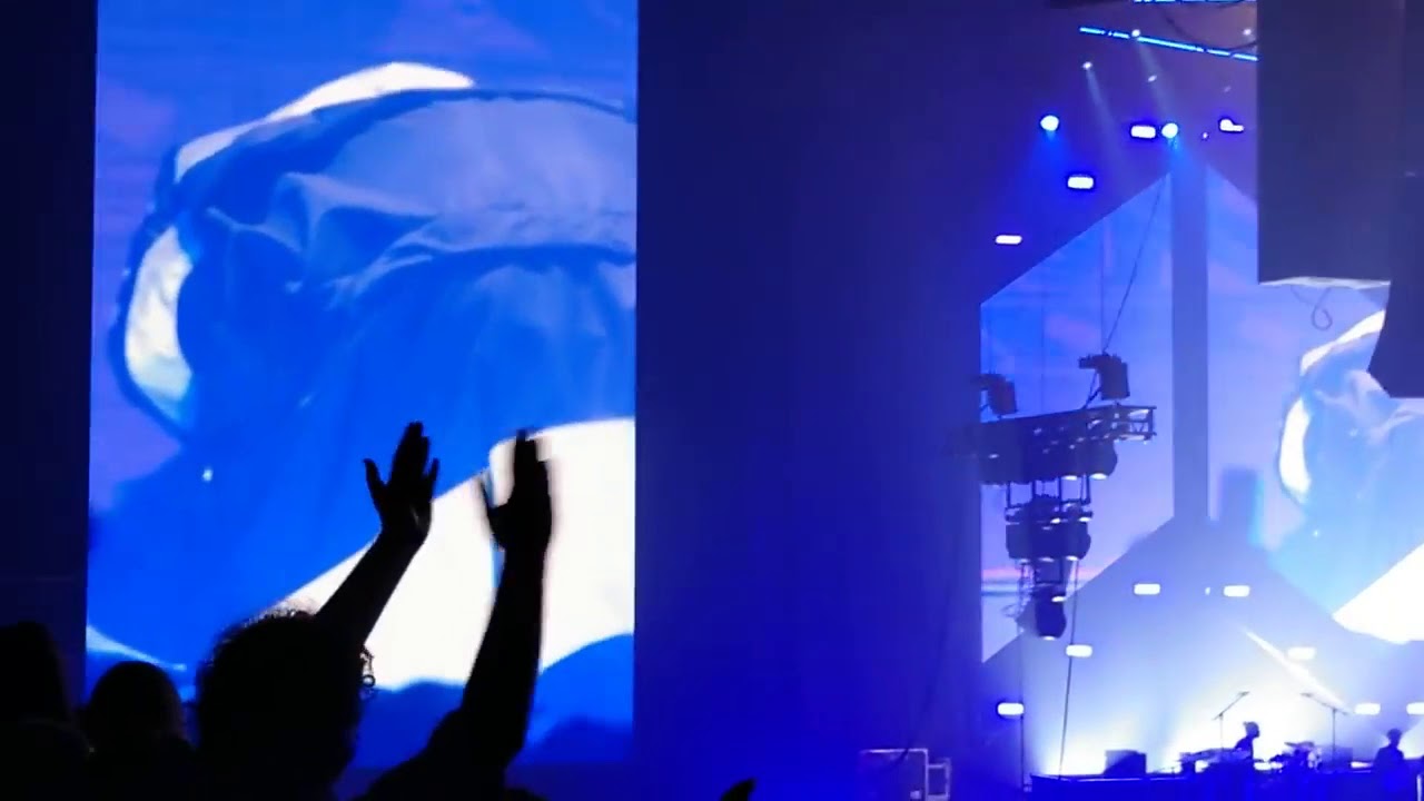 maluma llora En concierto - YouTube