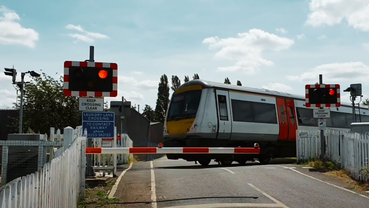 Cambridge Level Crossing, Cambridgeshire - YouTube