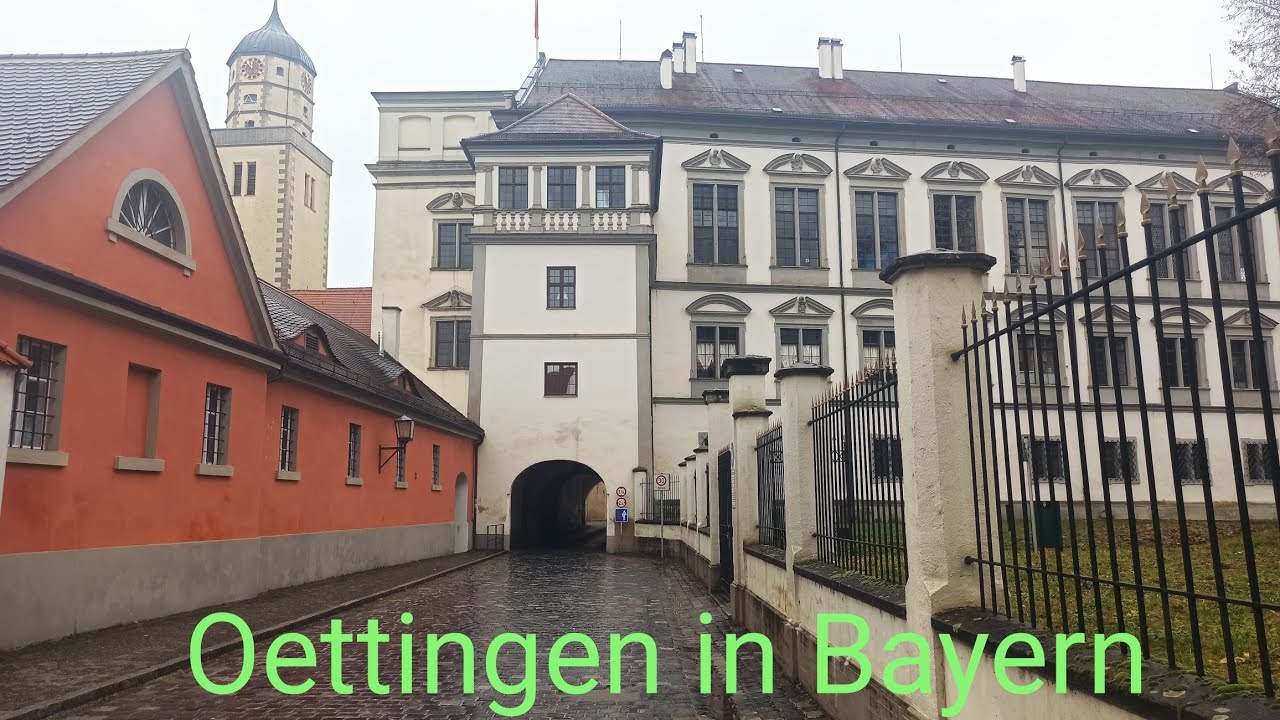 Oettingen in Bayern. Прогулка по центральной улице маленького городка ...