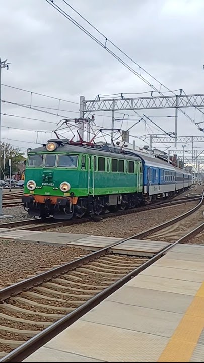 RARYTAS EU07-052 KONICZYNKA wjeżdża z pociągiem TLK Roztocze na stację Lublin Główny - YouTube