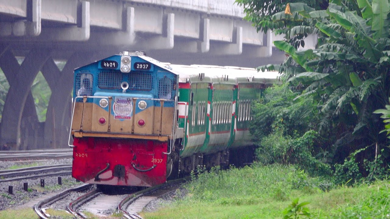 Intercity Parabat Express Train in torrential rain || Bangladesh ...