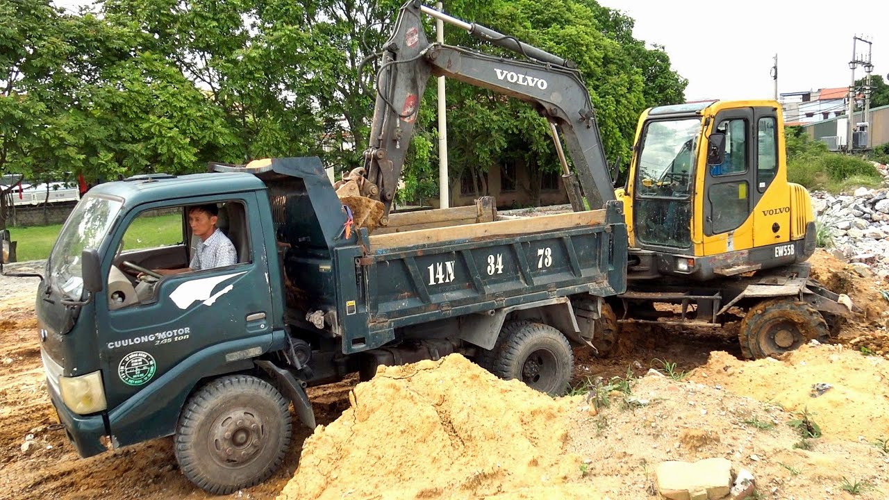 Máy Xúc Nhỏ VOLVO EW55B Múc Đất Lên Xe Ô Tô Tải Ben TMT | Excavator Dump Truck | TienTube TV ...