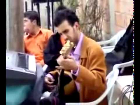bağlama ile rock konseri veren adam