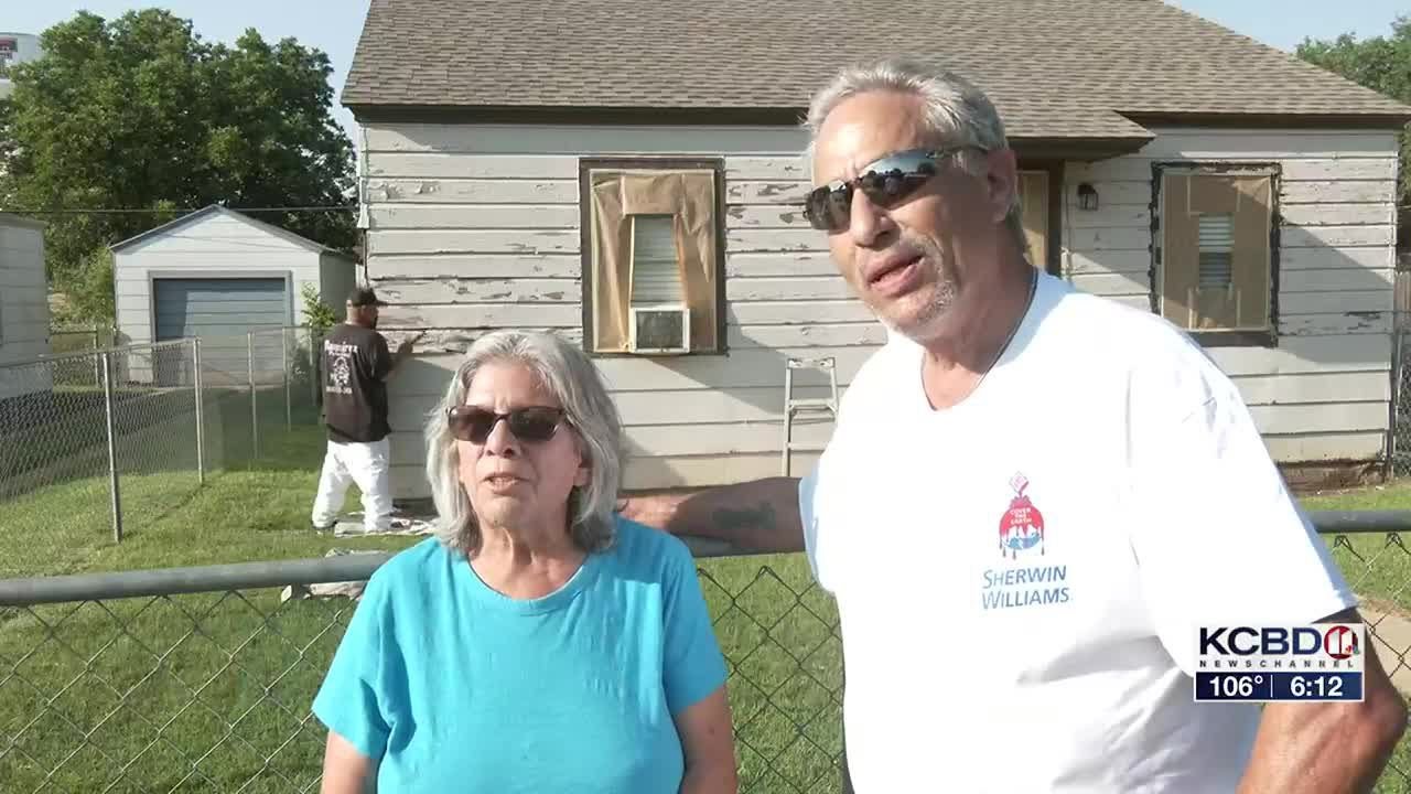 Community comes together to help paint house for neighbor in need - YouTube