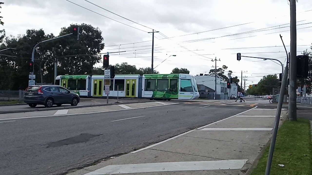 Ingles Street (Port Melbourne Light Rail) Level Crossing - YouTube