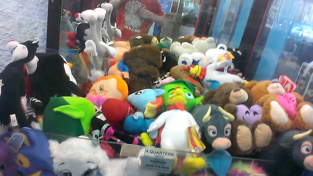 PINNACLE CLAW MACHINE @WALMART BATTLE FOR LOONEY TUNES PLUSH#1 - YouTube