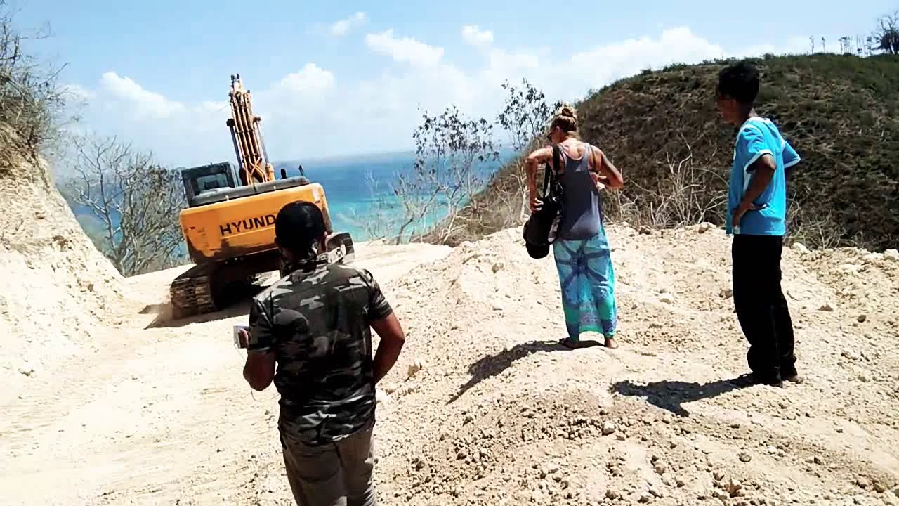 Rabatan jalan+poles biar cantik menuju surga beach ekas kec, jerowaru ...