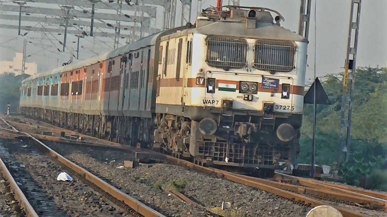 22960 Jamnagar Vadodara Intercity Express with 37275 WAP 7 BRC Towards ...