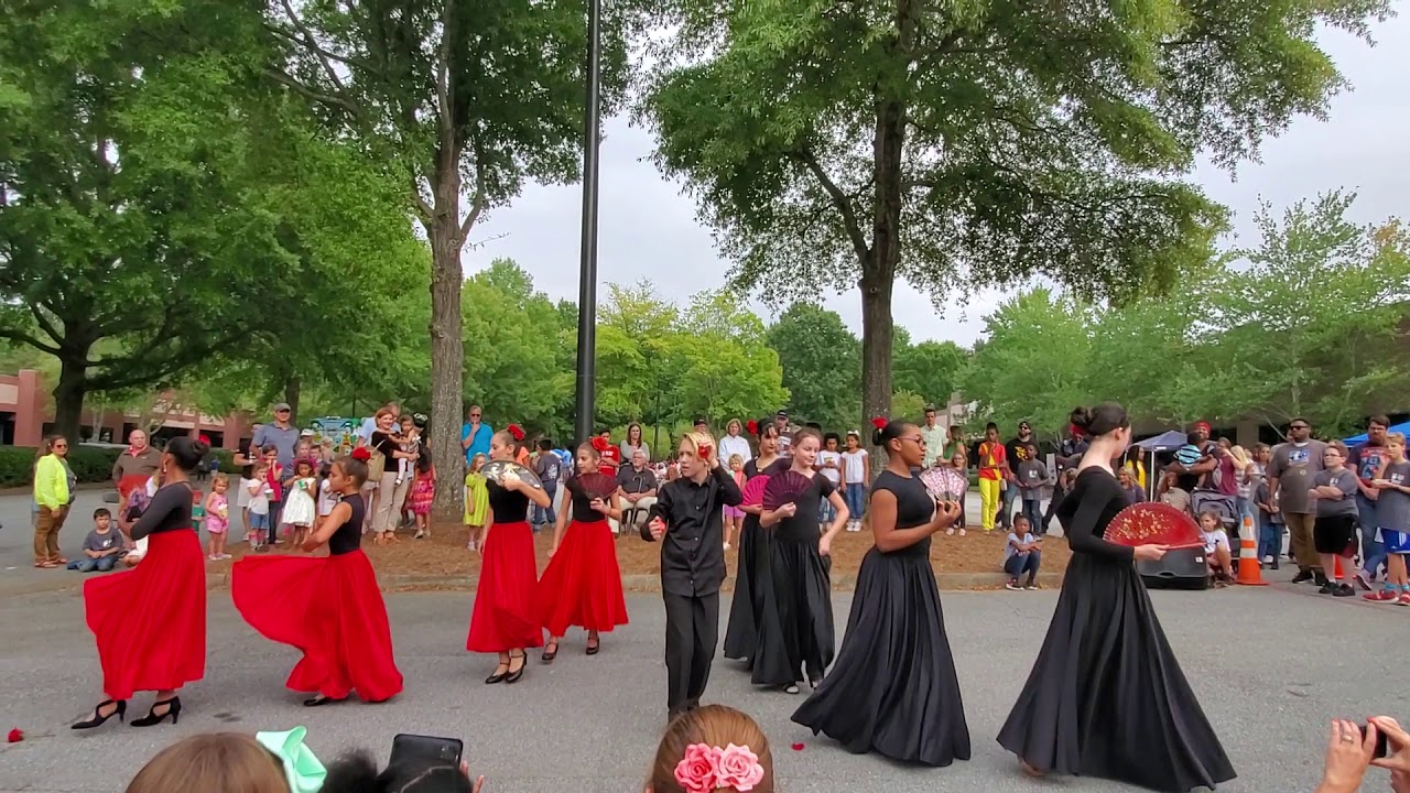 Flamenco Dance Bamboleo - YouTube