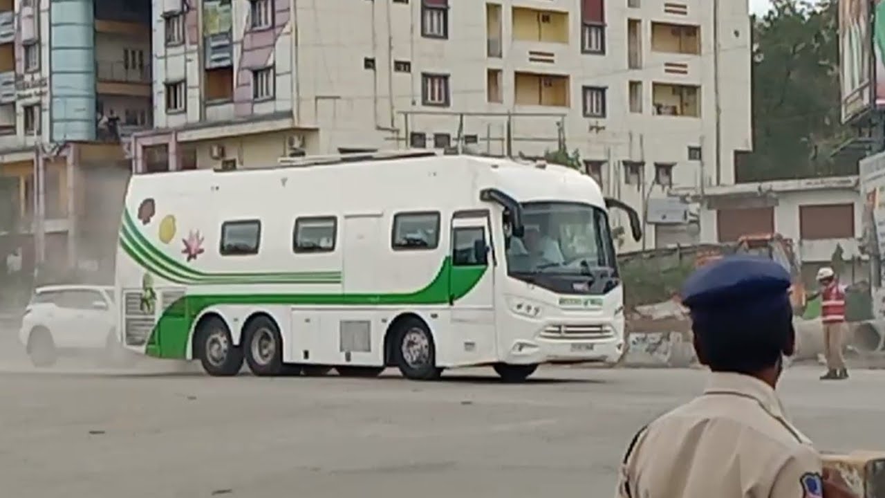 CM KCR Bus Journey || KCR Convoi Grand Entry Hyderabad BHEL To ...
