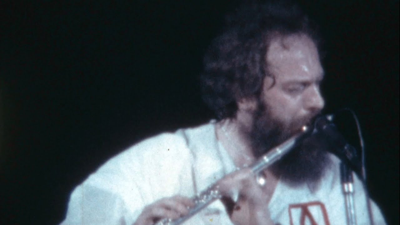 Jethro Tull live 1981 10 Flute Solo - German Tour - YouTube