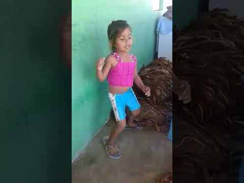 Menina dançando funk...