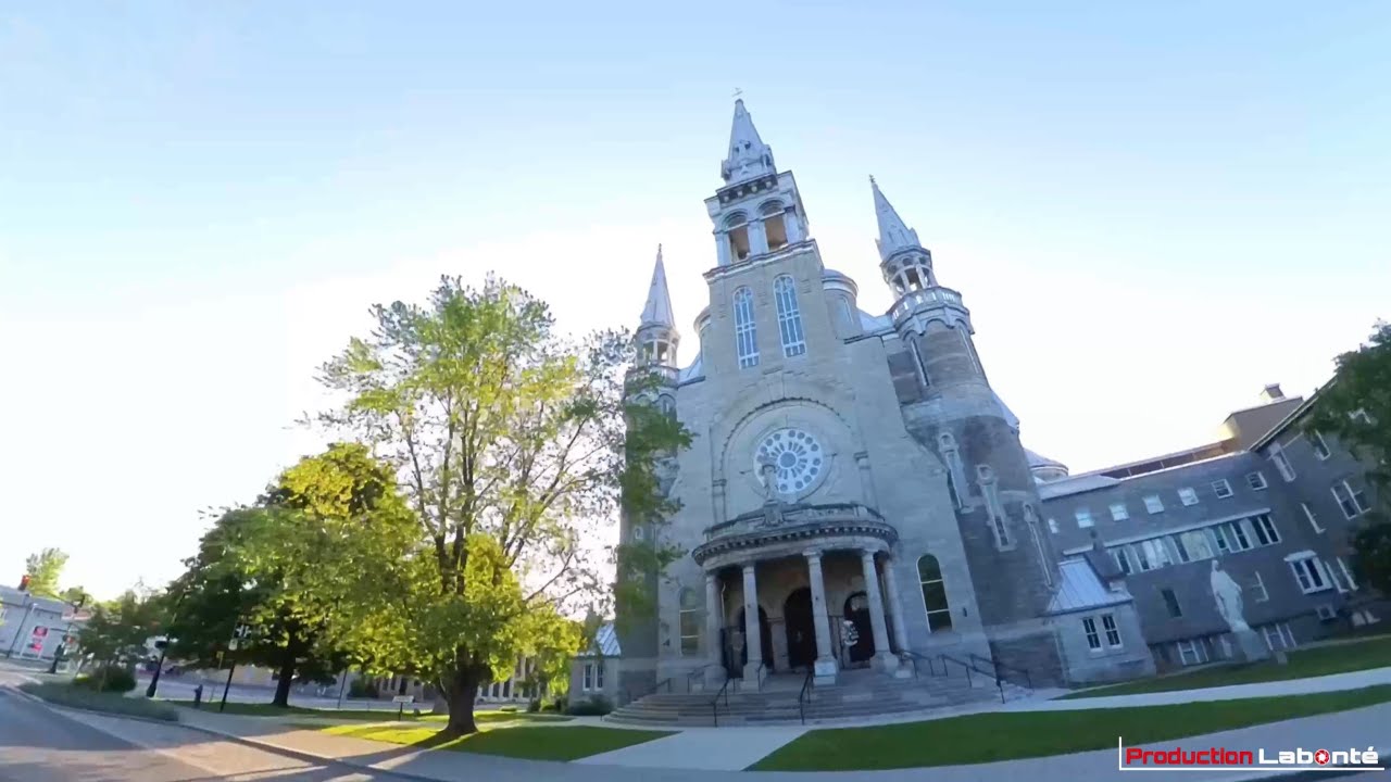 Une visite du centre-ville de Saint-Jérôme Québec de façon artistique ...