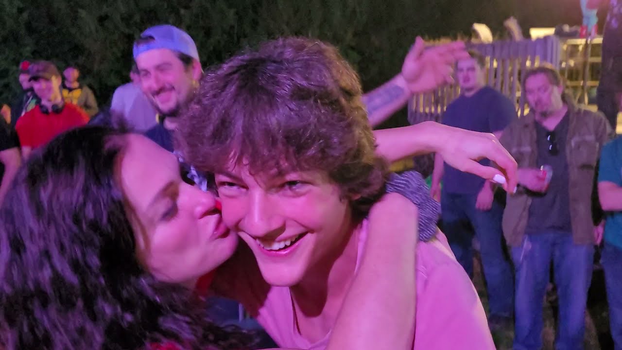 Jodi vs Auden -- Mom vs 16 yr old son - armwrestling competition - YouTube