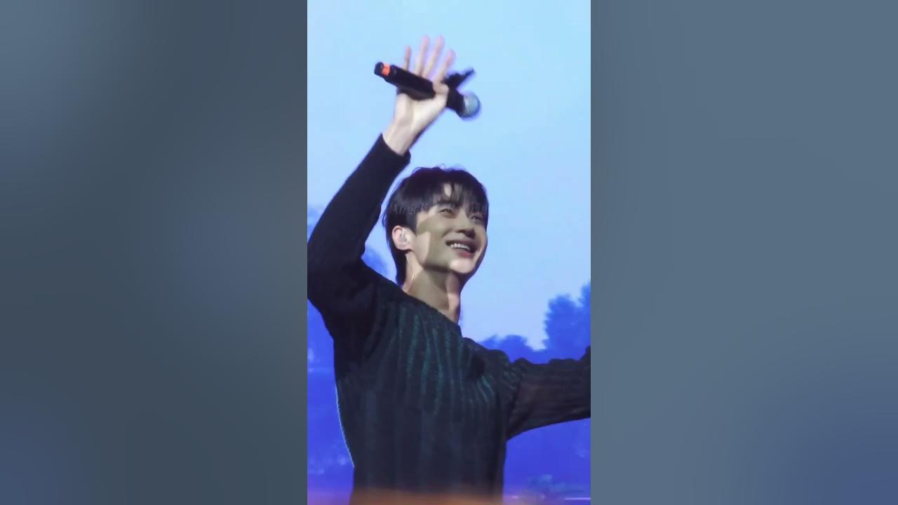 Byeon Woo-seok Day6 Loveholic Opening Song in Manila - YouTube