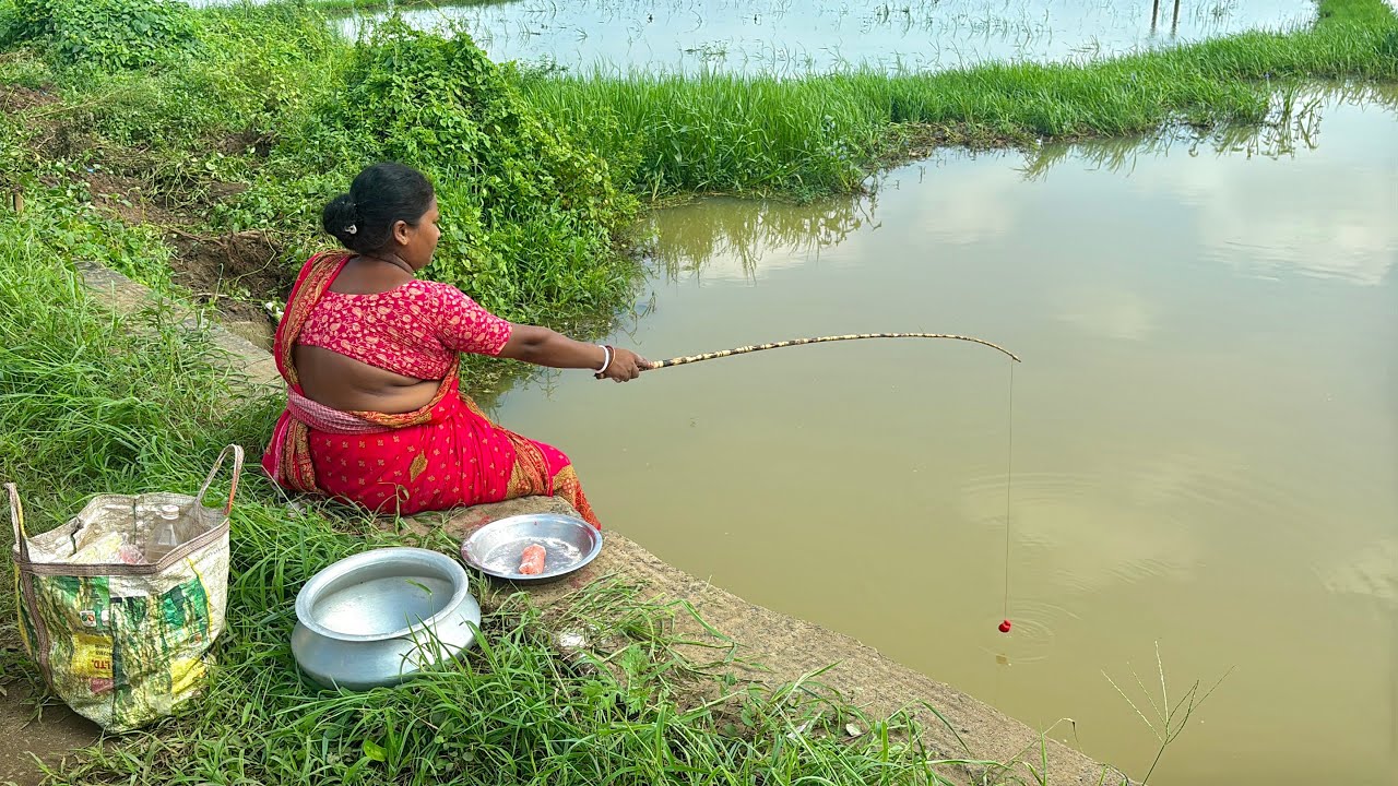 Fishing Video || The lady fishing in the canal with a hook on the side ...