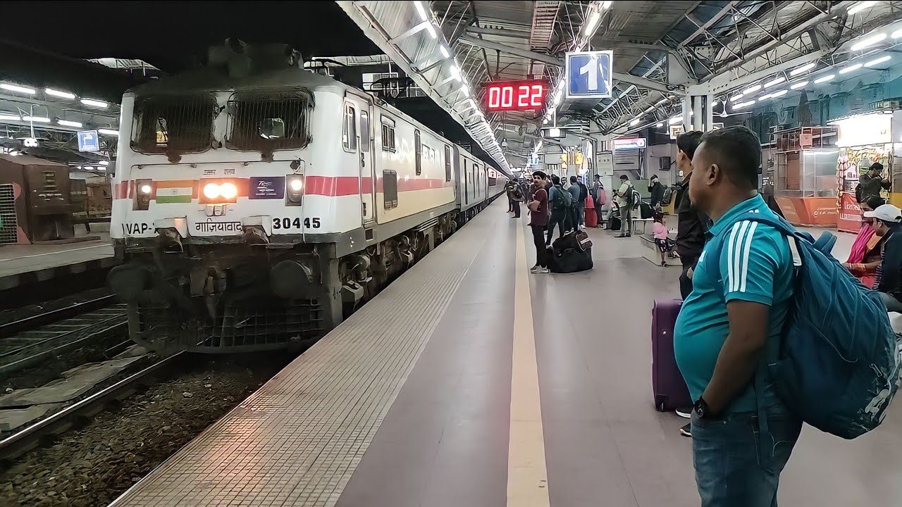 Puri-New Delhi Purushottam Express late arrival Cuttack Junction. - YouTube