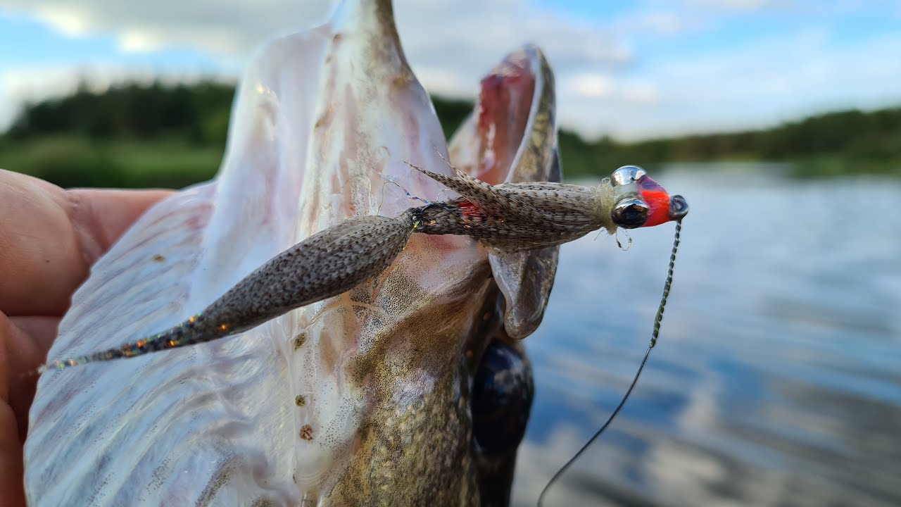 Duck (mallard) feathers streamer | making & fishing - YouTube