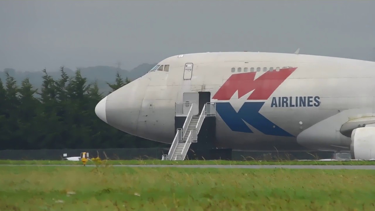 MK airlines 747-200 at Kemble airfield - YouTube