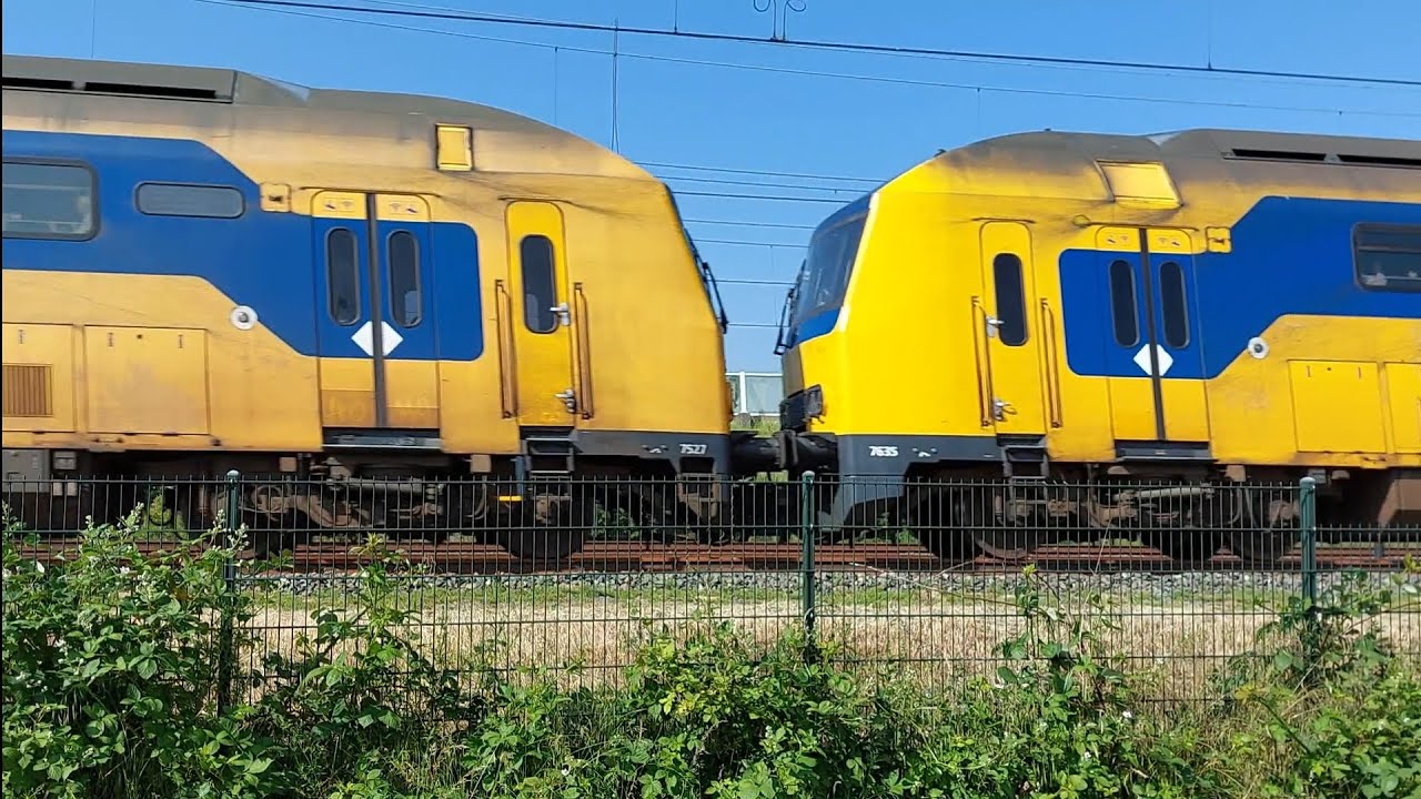 DDZ 7635+7527 als trein 11765 Den Haag-Amersfoort bij Nootdorp, 06-06 ...