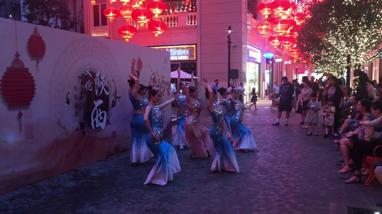 Amazing Chinese Girls Dance - Hong Kong - YouTube