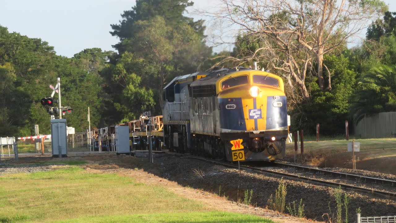 Vintage B Class Leads the Long Island Steel Train! | B80 VL353 - YouTube